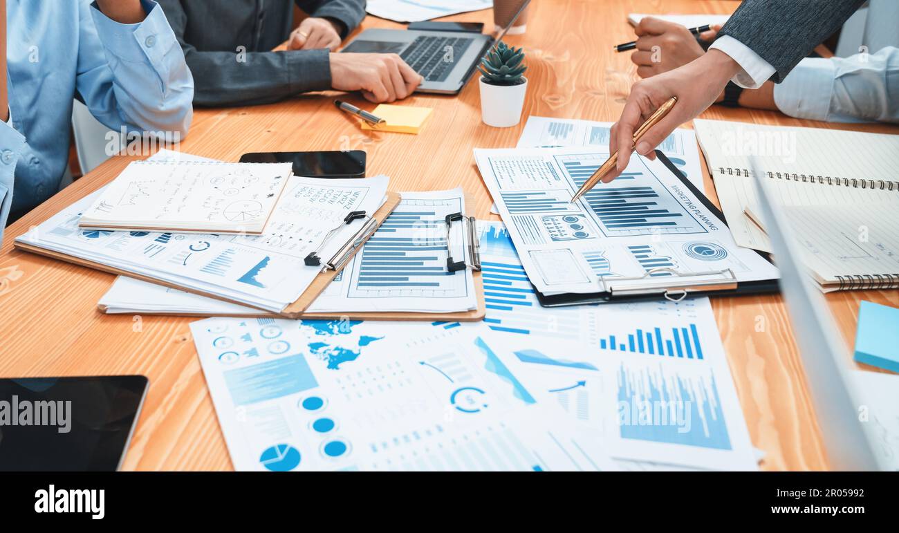 Analystenteam für mehrere Rassen verwendet BI-Dashboard-Daten, um ...