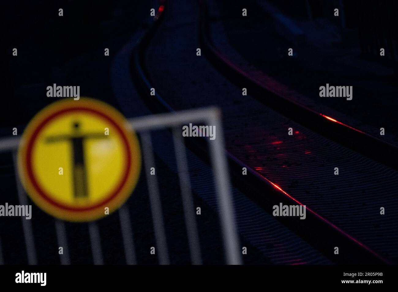 07. Mai 2023, Hessen, Frankfurt/Main: Das rote Licht einer Signallampe ...