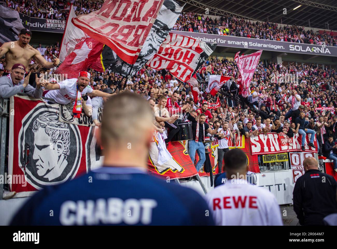 Leverkusen, Deutschland. 05. Mai 2023. Fans feiern den FC und Julian Chabot (Köln) Bayer ...