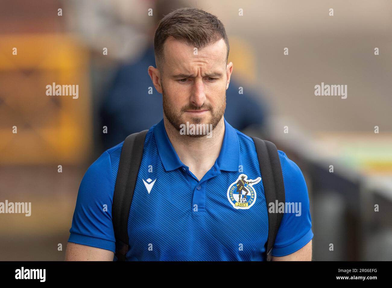 James Belshaw #1 von Bristol Rovers trifft vor dem Anstoß beim Sky Bet ...