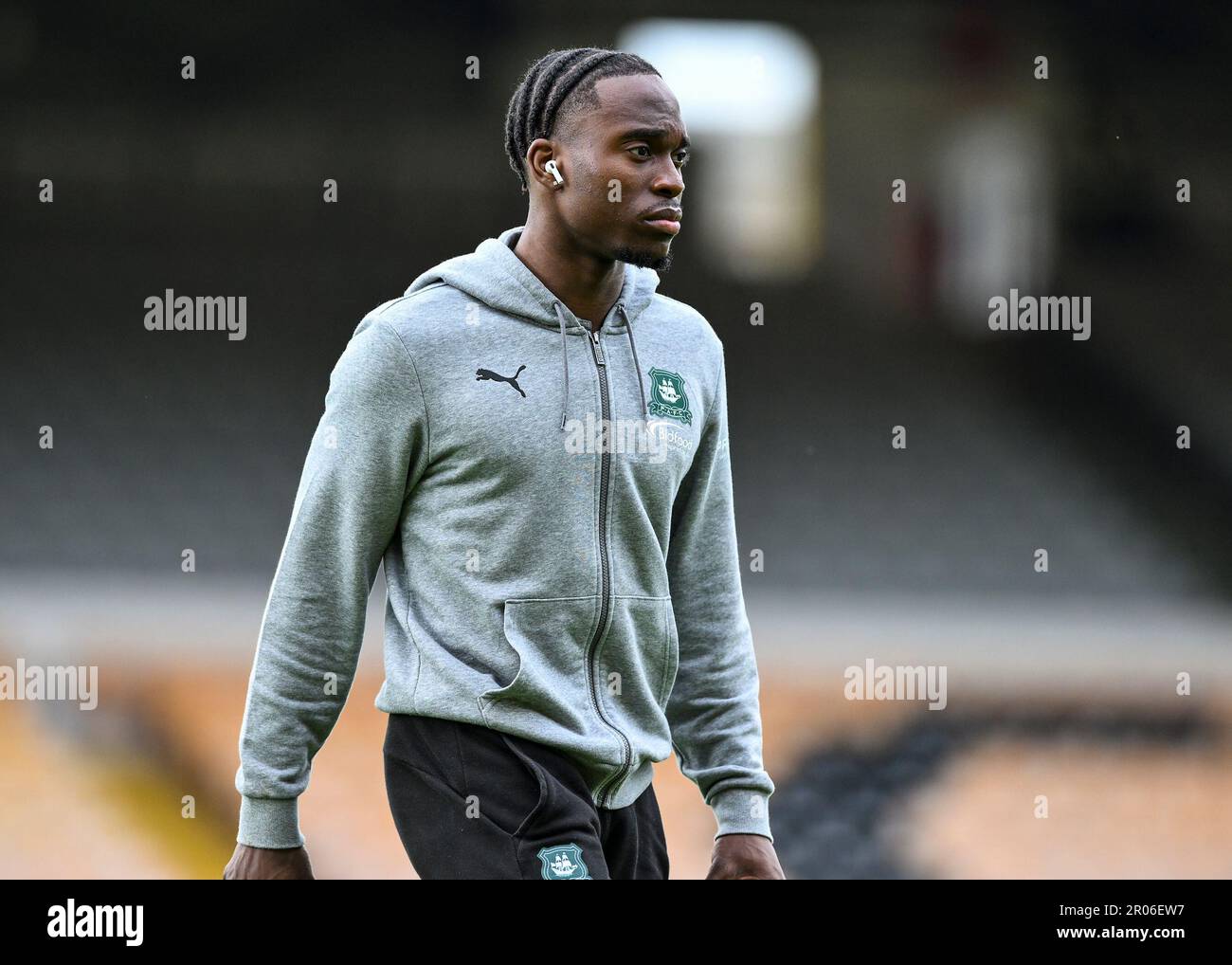 Jay Matete #28 von Plymouth Argyle geht weiter und inspiziert das ...