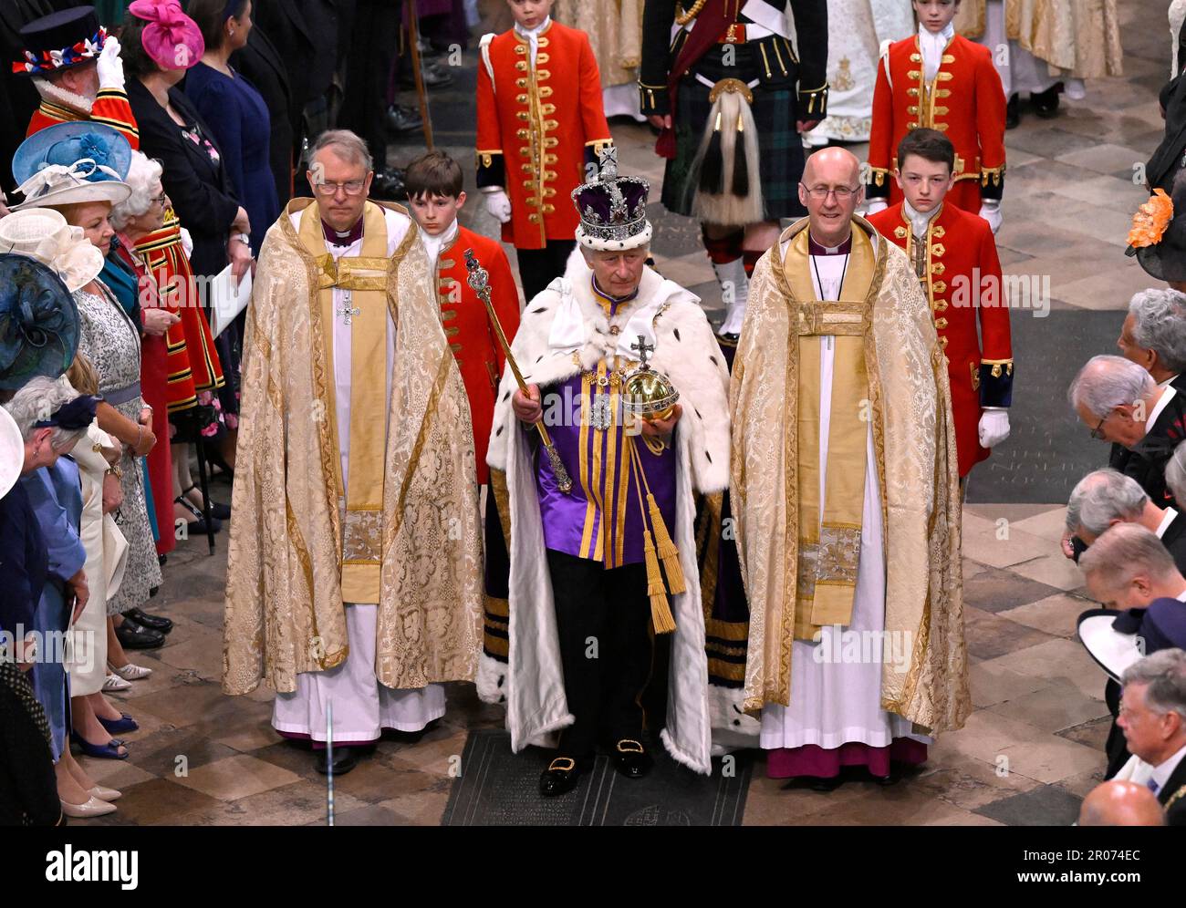 König Karl III., spaziert in der Krönungsprozession nach seiner ...