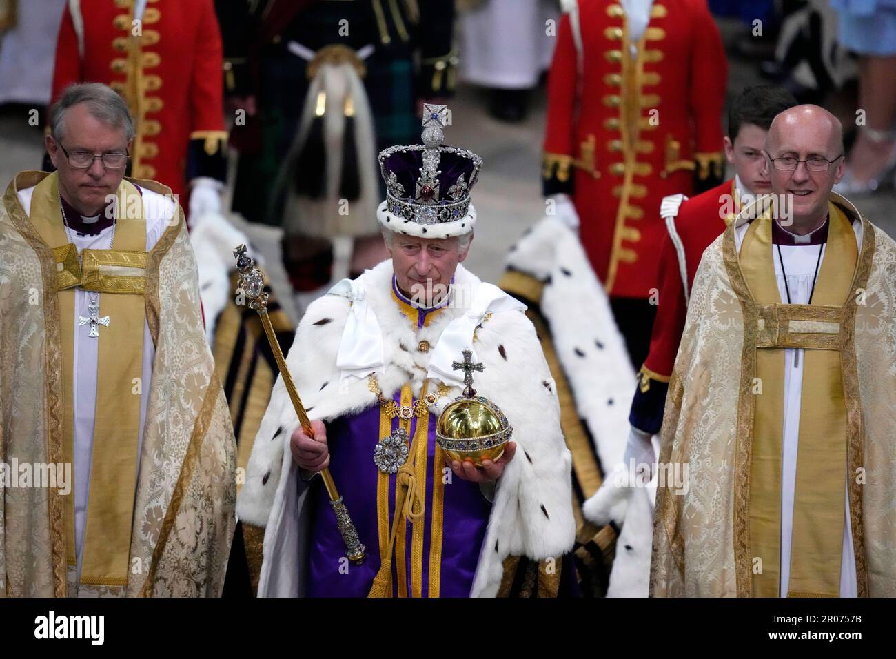 König Karl III., (Zentrum), spaziert in der Krönungsprozession nach ...