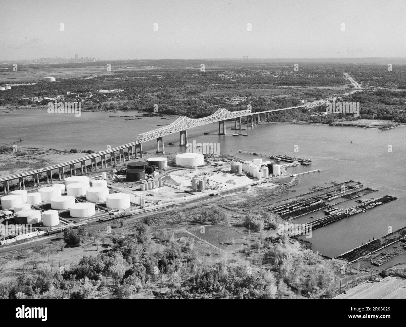 Outerbridge überquert die Brücke, die sich an der Skyline von Manhattan ...