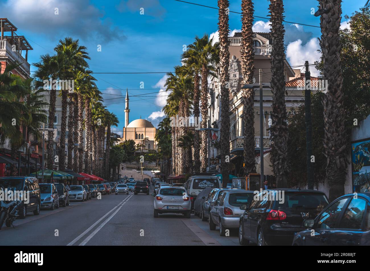 Durres, Albanien - November 15 2022: Bulevardi Epidam, Durres Straße ...