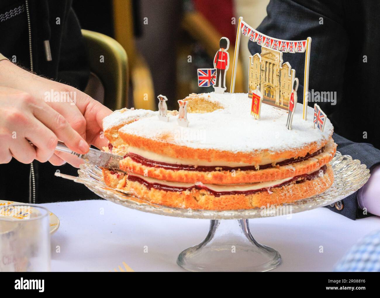 London, Großbritannien. 07. Mai 2023. Ein Kuchen mit Krönungsdetails ...