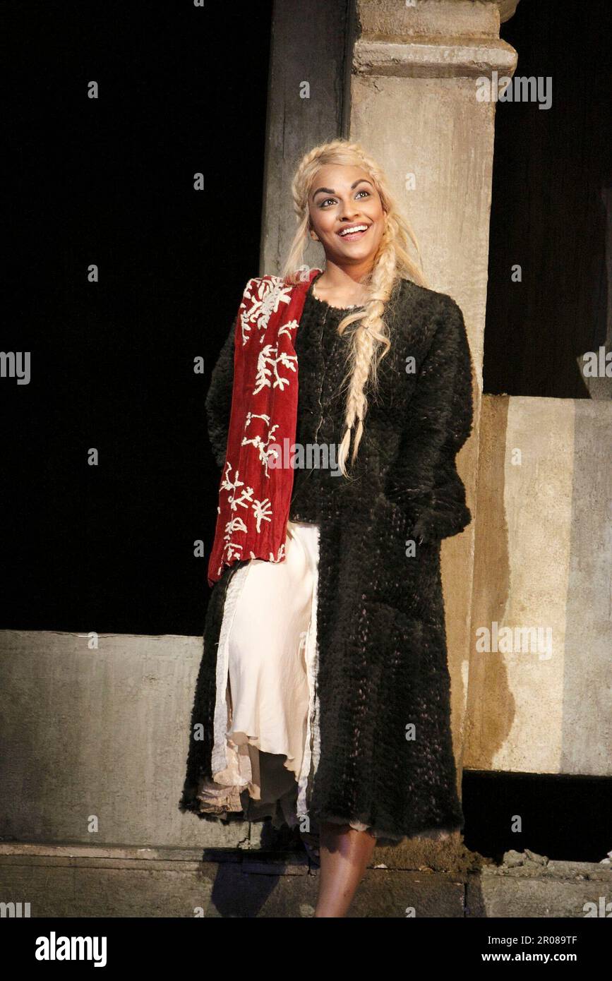 Danielle de Niese (Galatea) in ACIS UND GALATEA in der Royal Opera ...