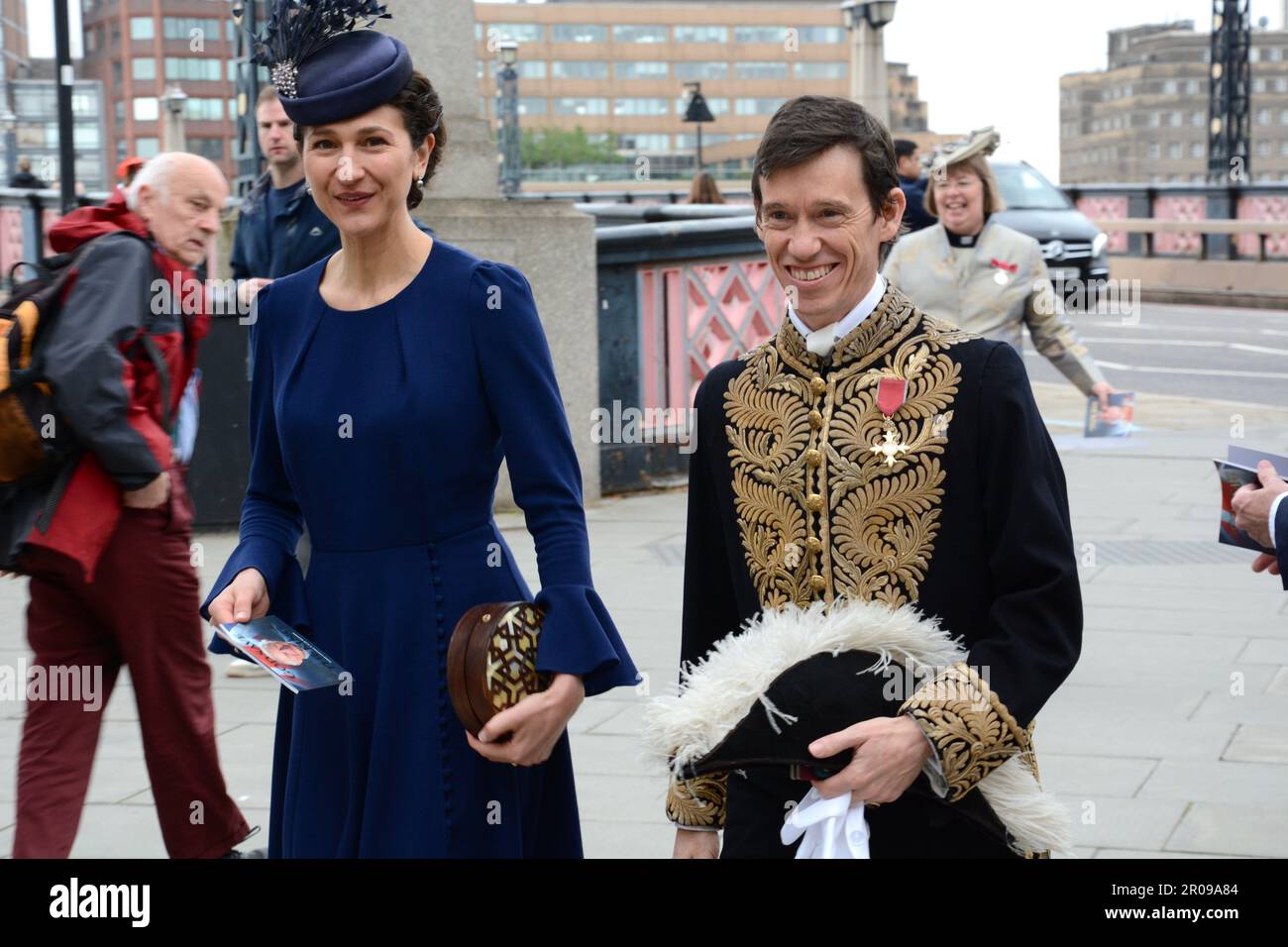 Ein lächelnder Rory Stewart und seine Frau Shoshana Clak kommen früh ...