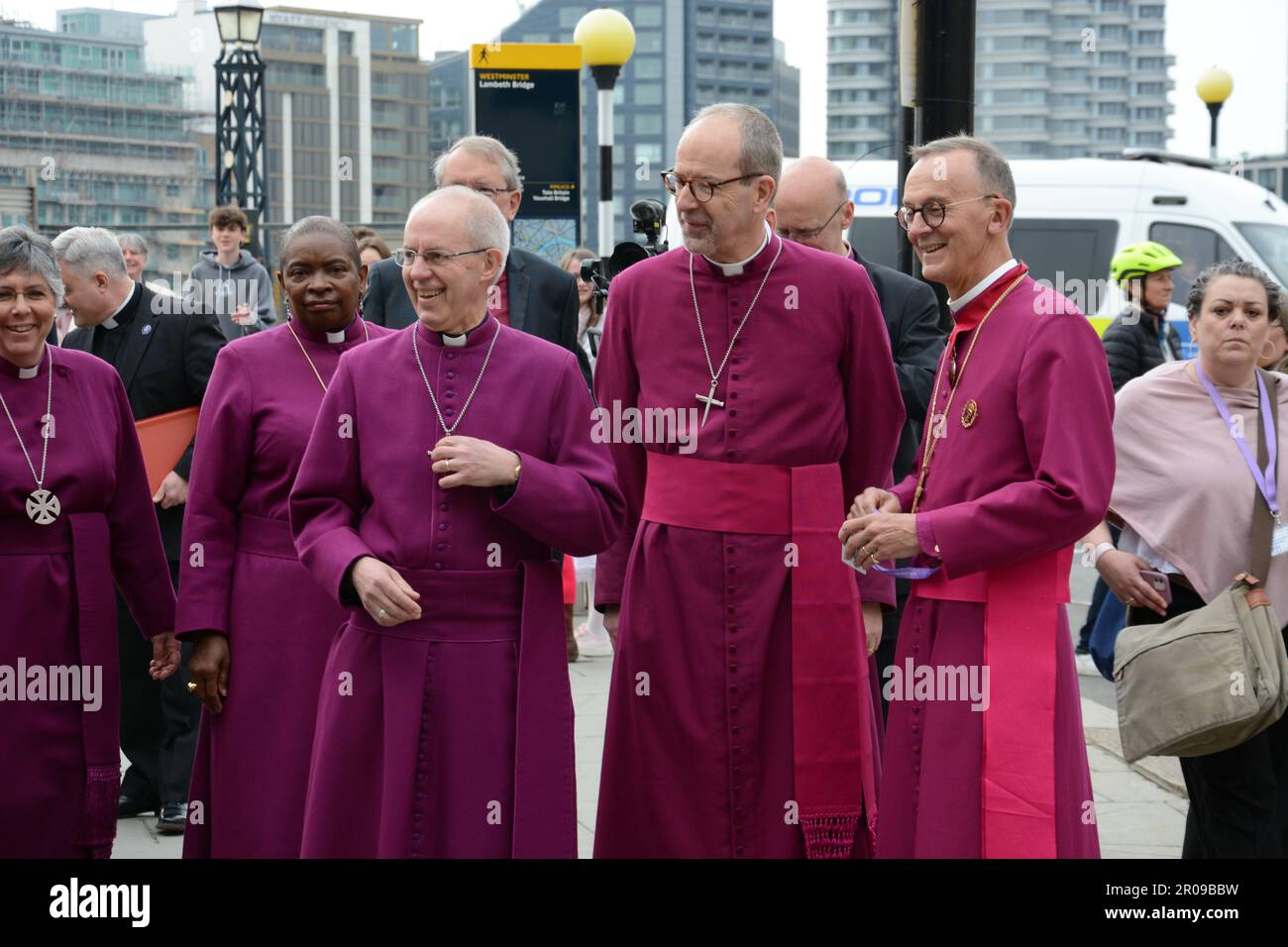 Ein entspannter Justin Welby fährt zwanglos über die Lambeth Bridge auf ...