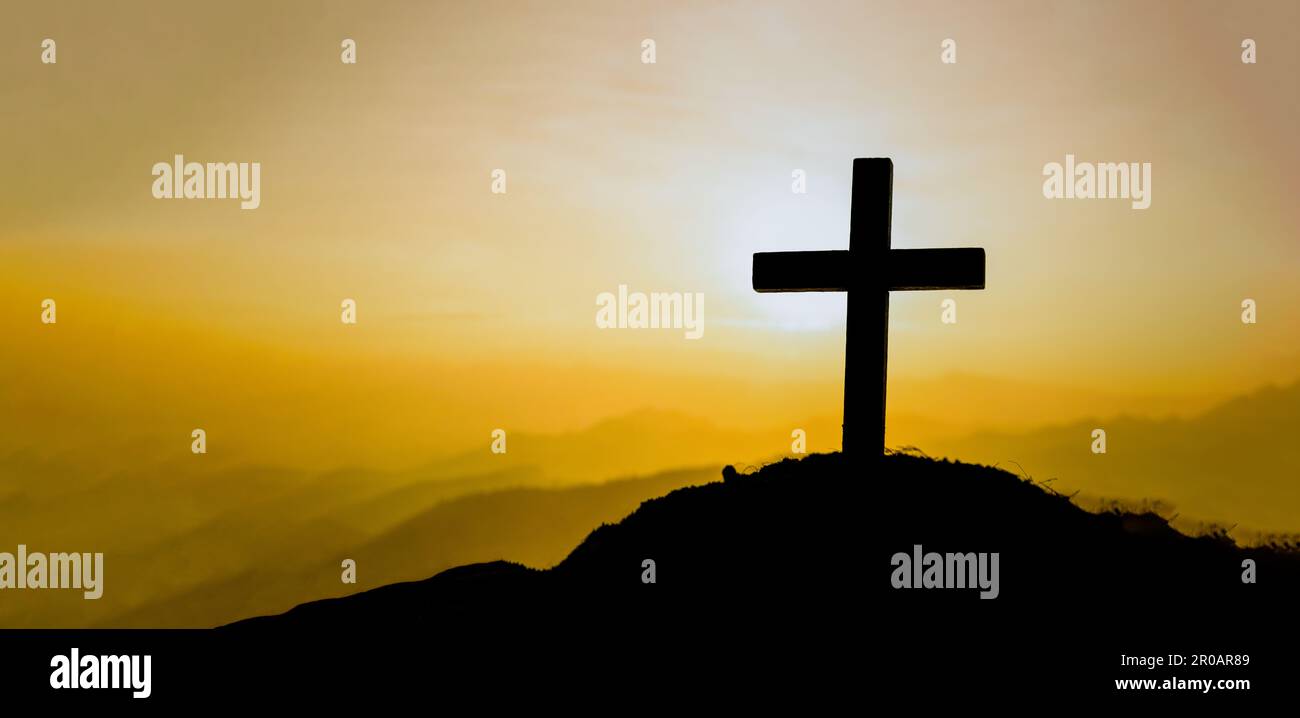 Kreuzigung Von Jesus Christus - Kreuz Bei Sonnenuntergang. Das Konzept der Auferstehung Jesu im ...