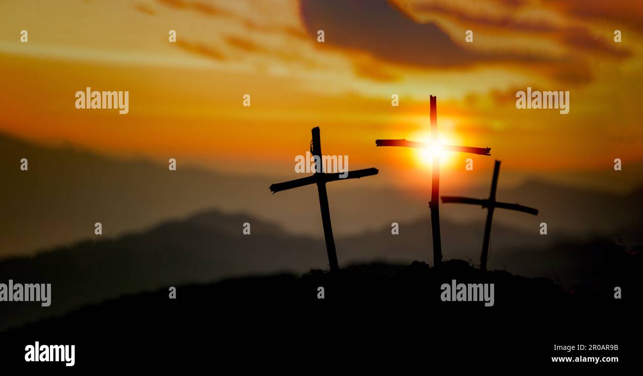 Kreuzigung Von Jesus Christus - Kreuz Bei Sonnenuntergang. Das Konzept der Auferstehung Jesu im ...