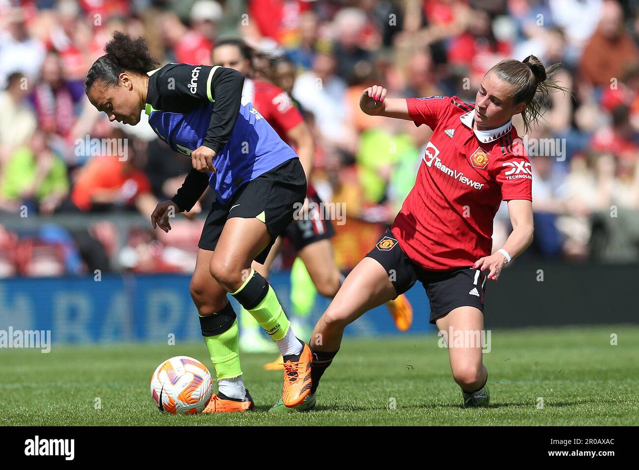 Ella Toone von Manchester United und Drew Spence von Tottenham Hotspur ...