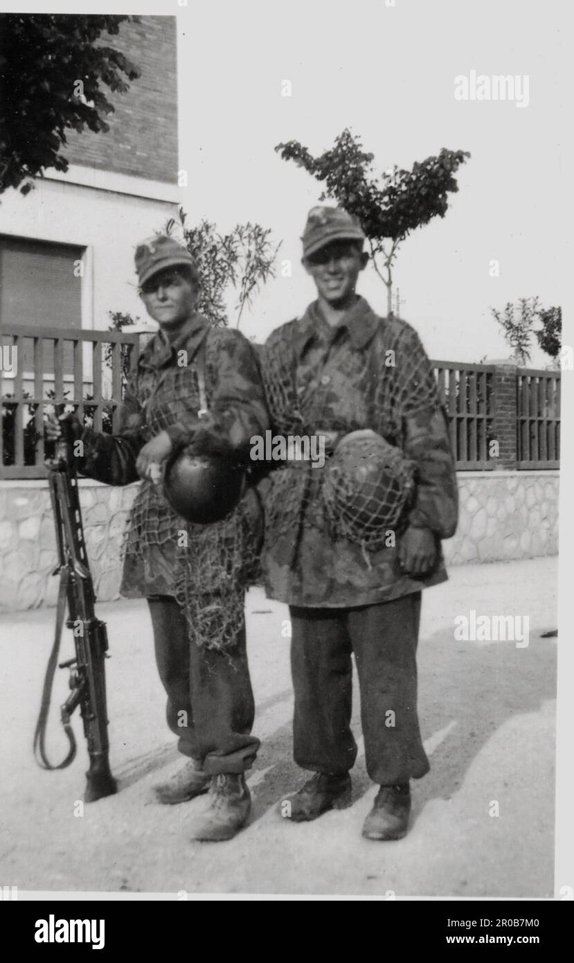 World war Two B&W Foto zwei Soldaten der Luftwaffe Field Division ...