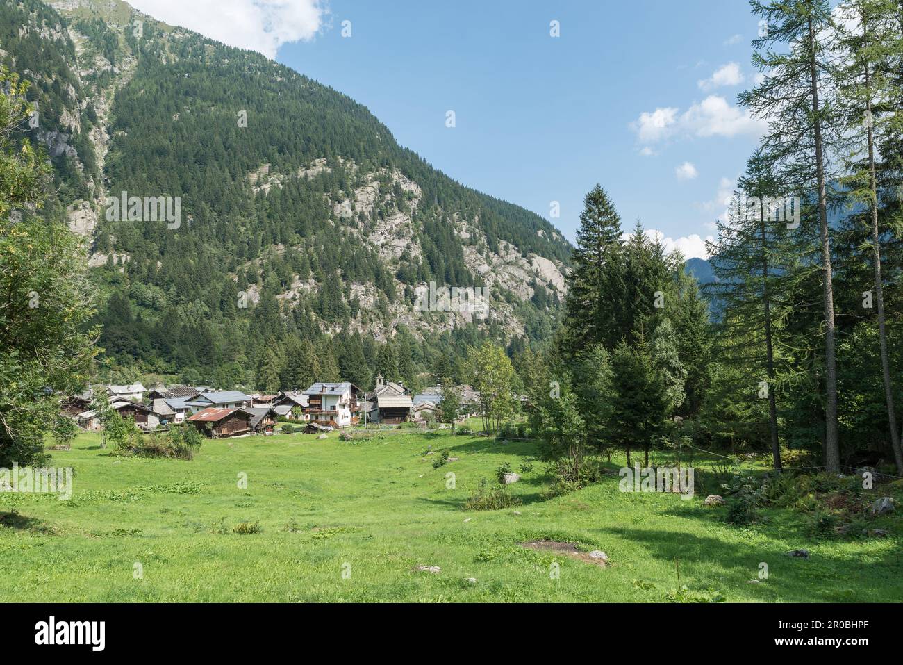Bergdorf im Sommer in den italienischen Alpen. Isella, ein Dorf von ...