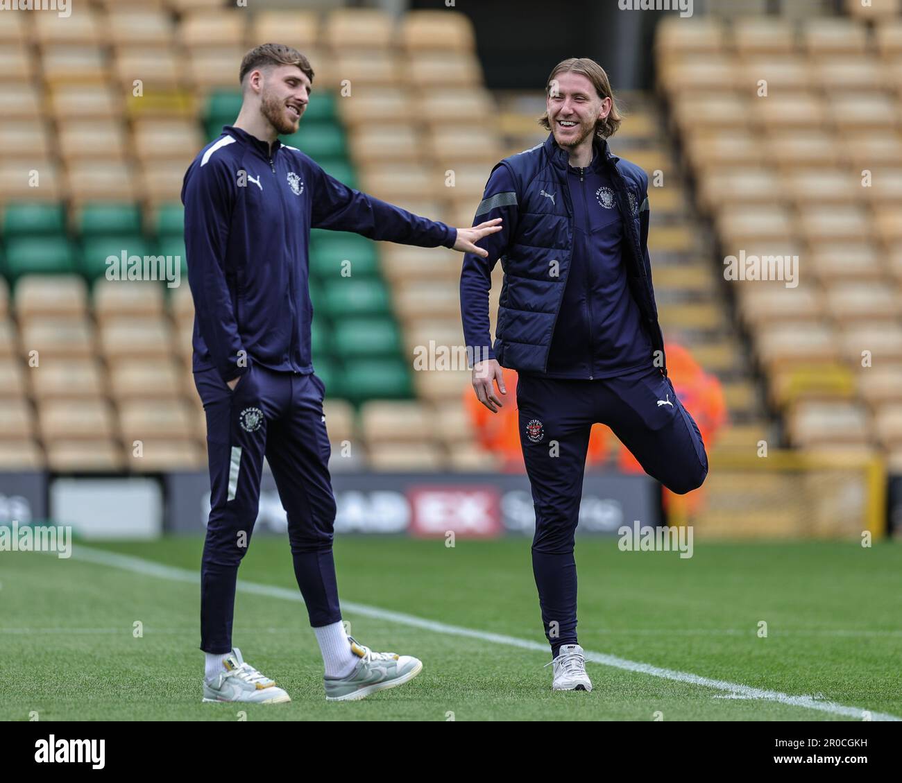 Daniel Grimshaw #32 von Blackpool und Josh Bowler #11 von Blackpool nach Ankunft beim Sky Bet ...
