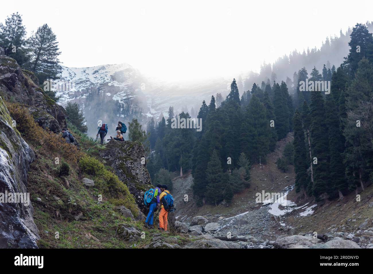 Wanderungen ruhen sich bei Sonnenaufgang am Wolkenberg Kolahoi auf dem ...