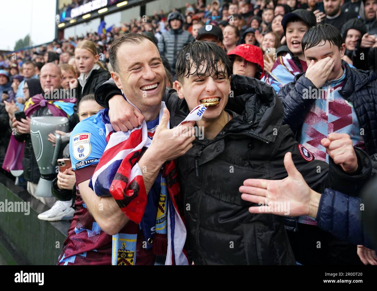 Burnleys Ashley Barnes und seine Gewinnermedaille mit den Fans nach dem ...