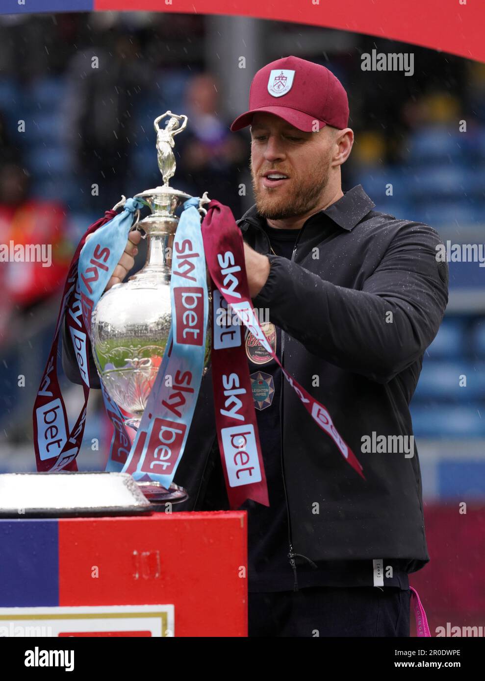 Burnley Minderheitenbesitzer J.J. Mit der Trophäe „Sky Bet Championship ...