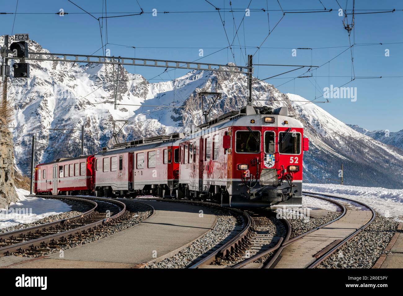 Schweiz, Engadin, Pontresina: Bahnhof ALP Gruem, Bernina Express, Zug ...
