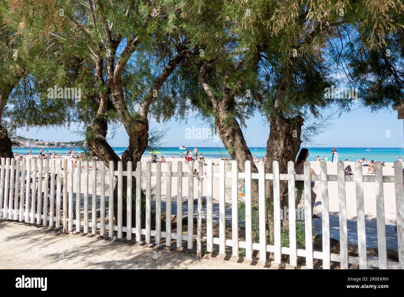 Mondello Bay und Sandstrand mit Touristen in der Sommersonne und ...