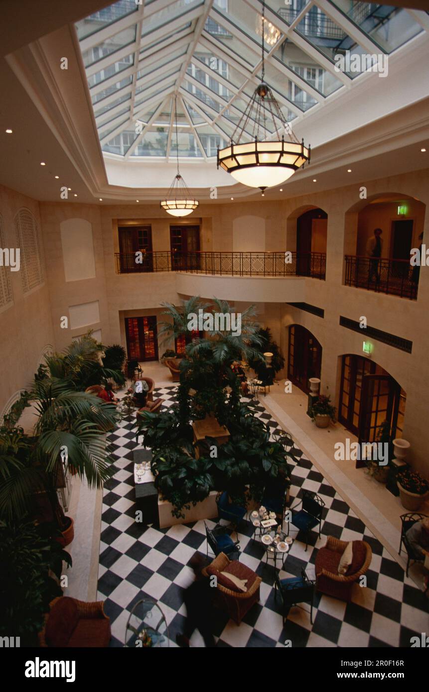 Lobby of adlon hotel -Fotos und -Bildmaterial in hoher Auflösung – Alamy