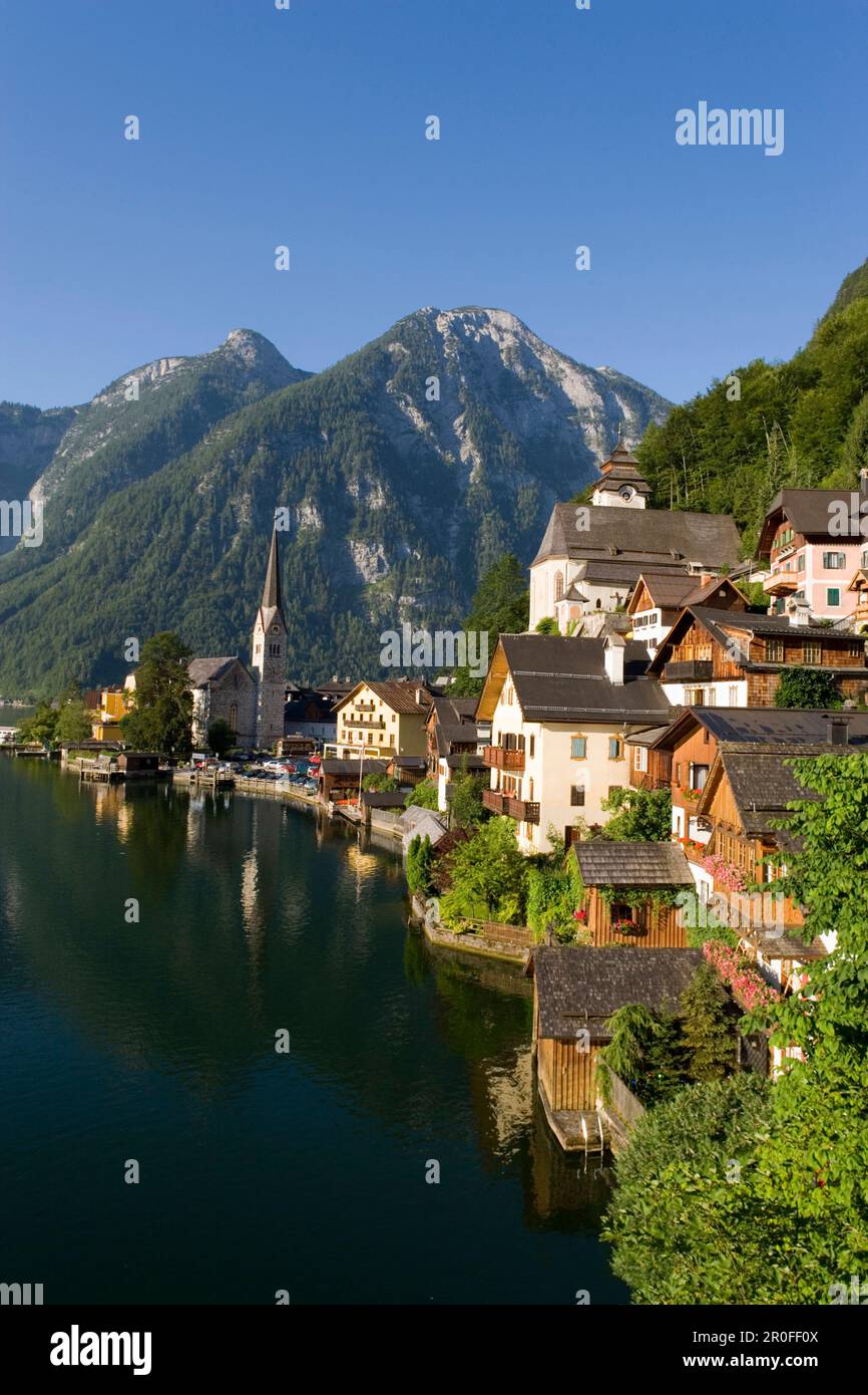 Panoramablick über Hallstatt mit protestantischer Kirche und ...