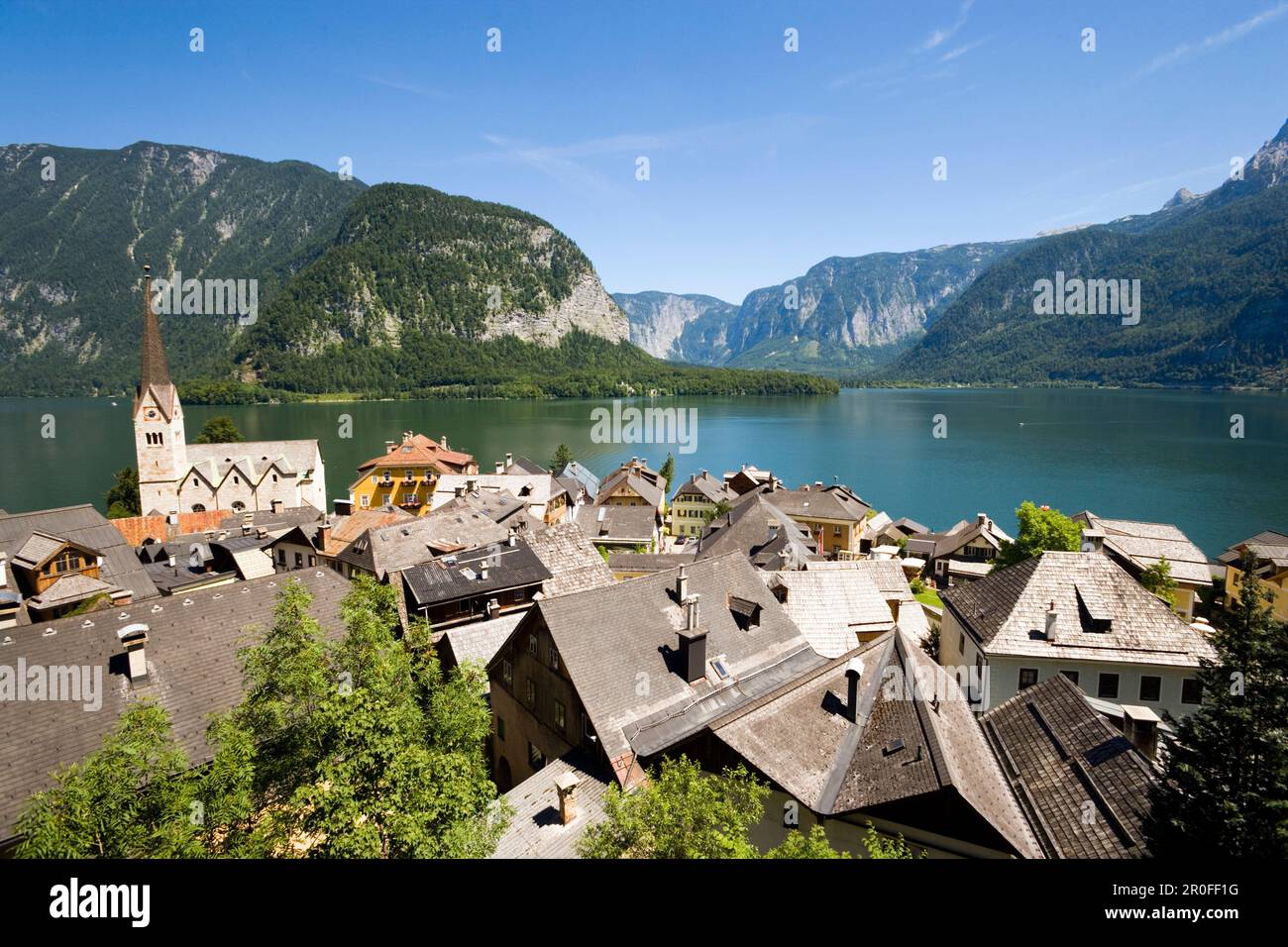 Blick über Hallstatt mit protestantischer Kirche und Hallstatt-See ...