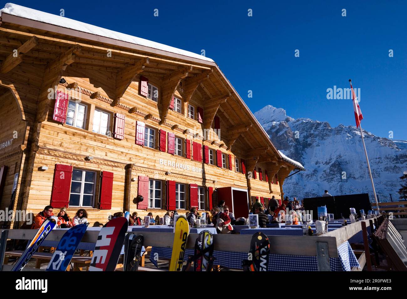 Gäste, die Ruhe auf Terrasse des Mountain Restaurant Bort, Grindelwald ...