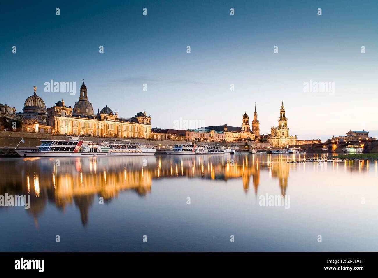 Blick über die Elbe nach Dresden mit Brühlscher Terrasse, Frauenkirche ...