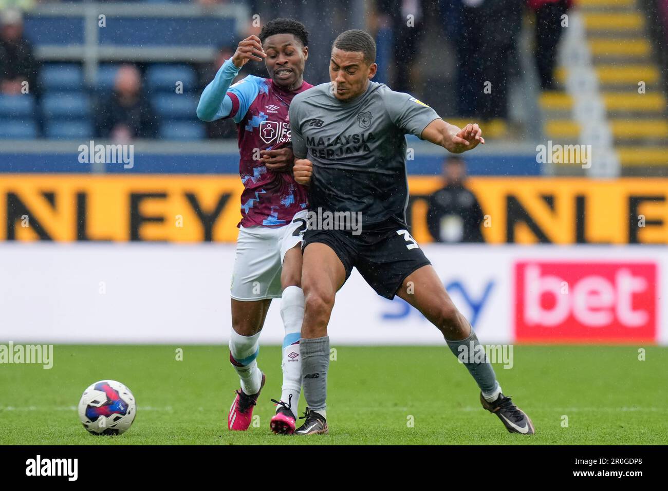 Andy Rinomhota #35 aus Cardiff City tritt mit Nathan Tella #23 aus ...