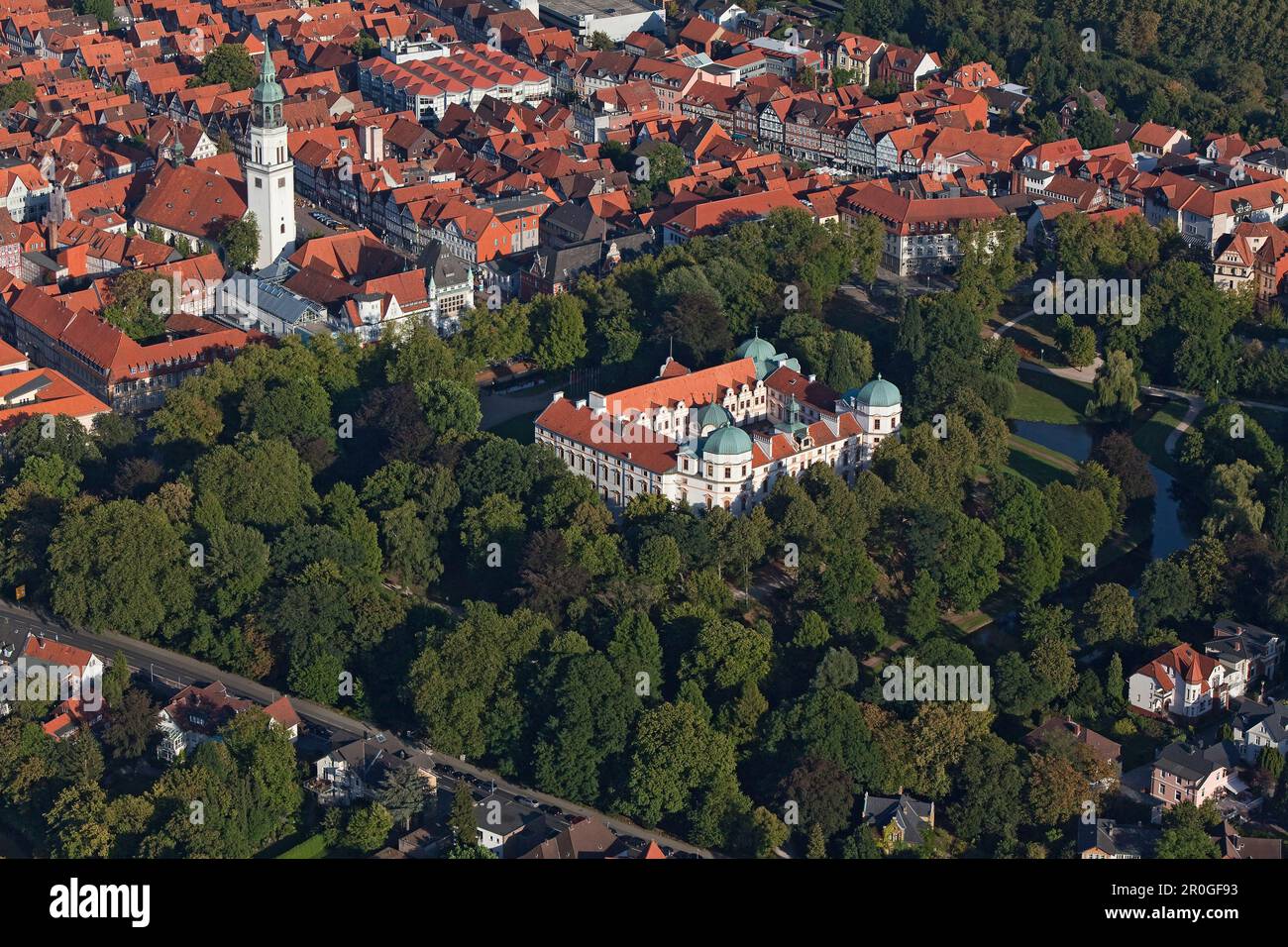 Luftaufnahme in die Altstadt mit St. Marienkirche und Schloss Celle ...