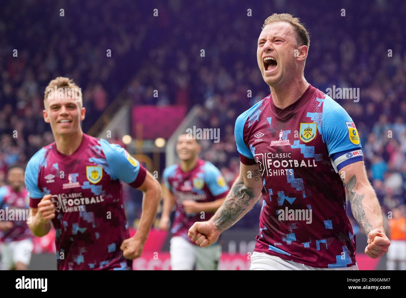 Ashley Barnes #10 von Burnley feiert ein Tor beim Sky Bet Championship ...
