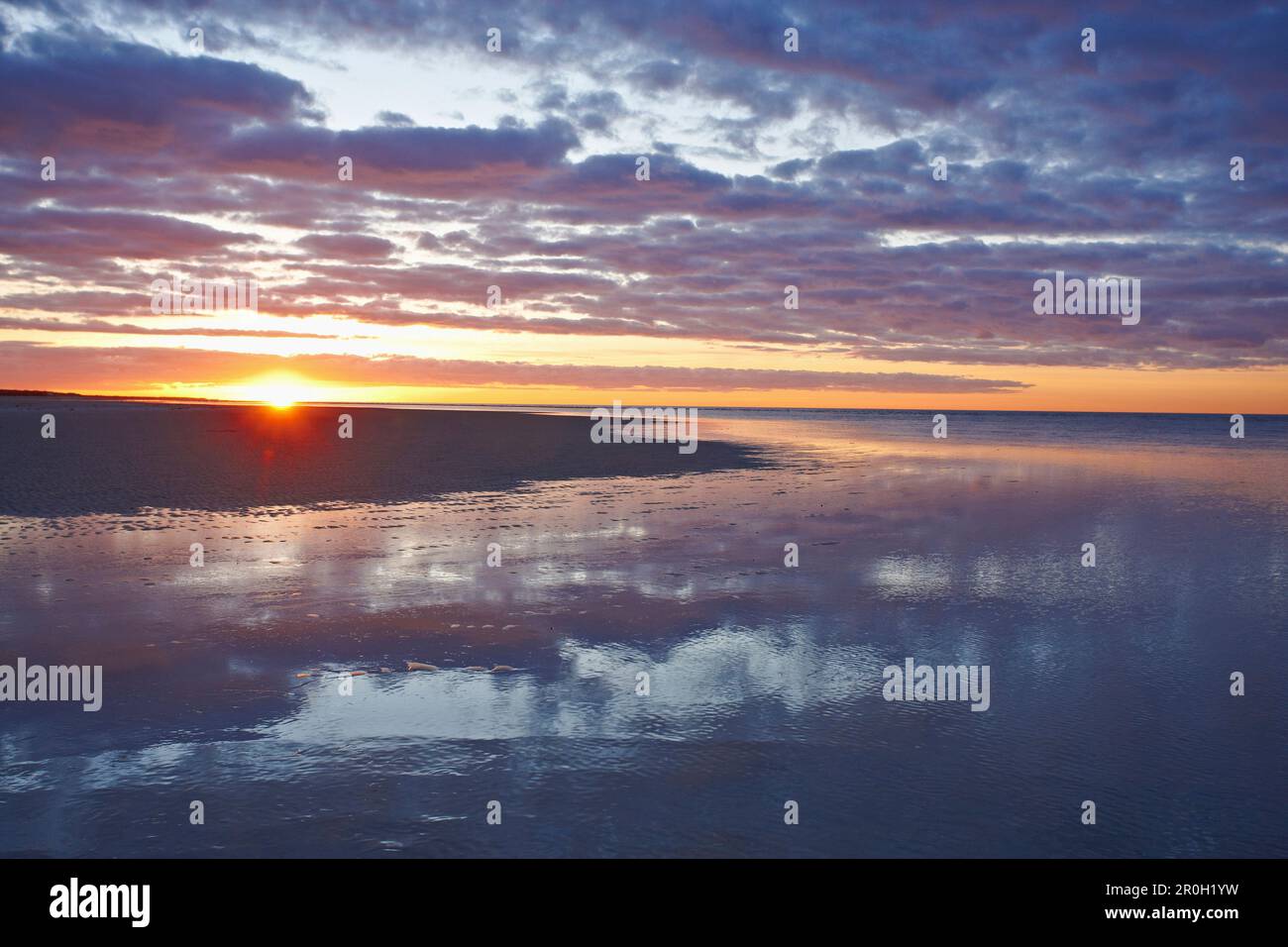 Sonnenuntergang in Windwatt, Lagunengebiet Westpommern, Fischland-Darss ...