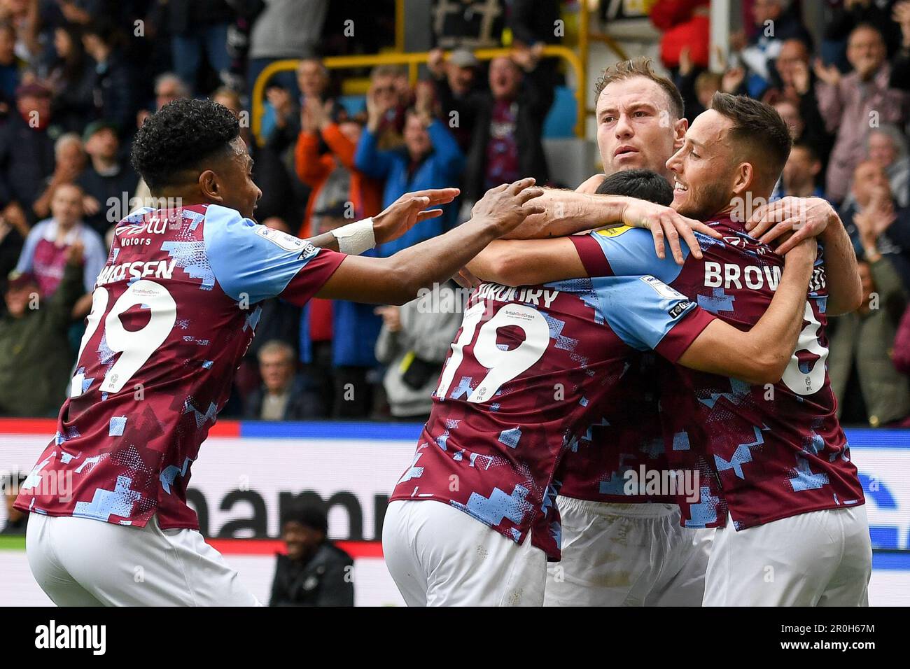 Burnley, England, 8. Mai 2023. Josh Brownhill aus Burnley feiert das ...