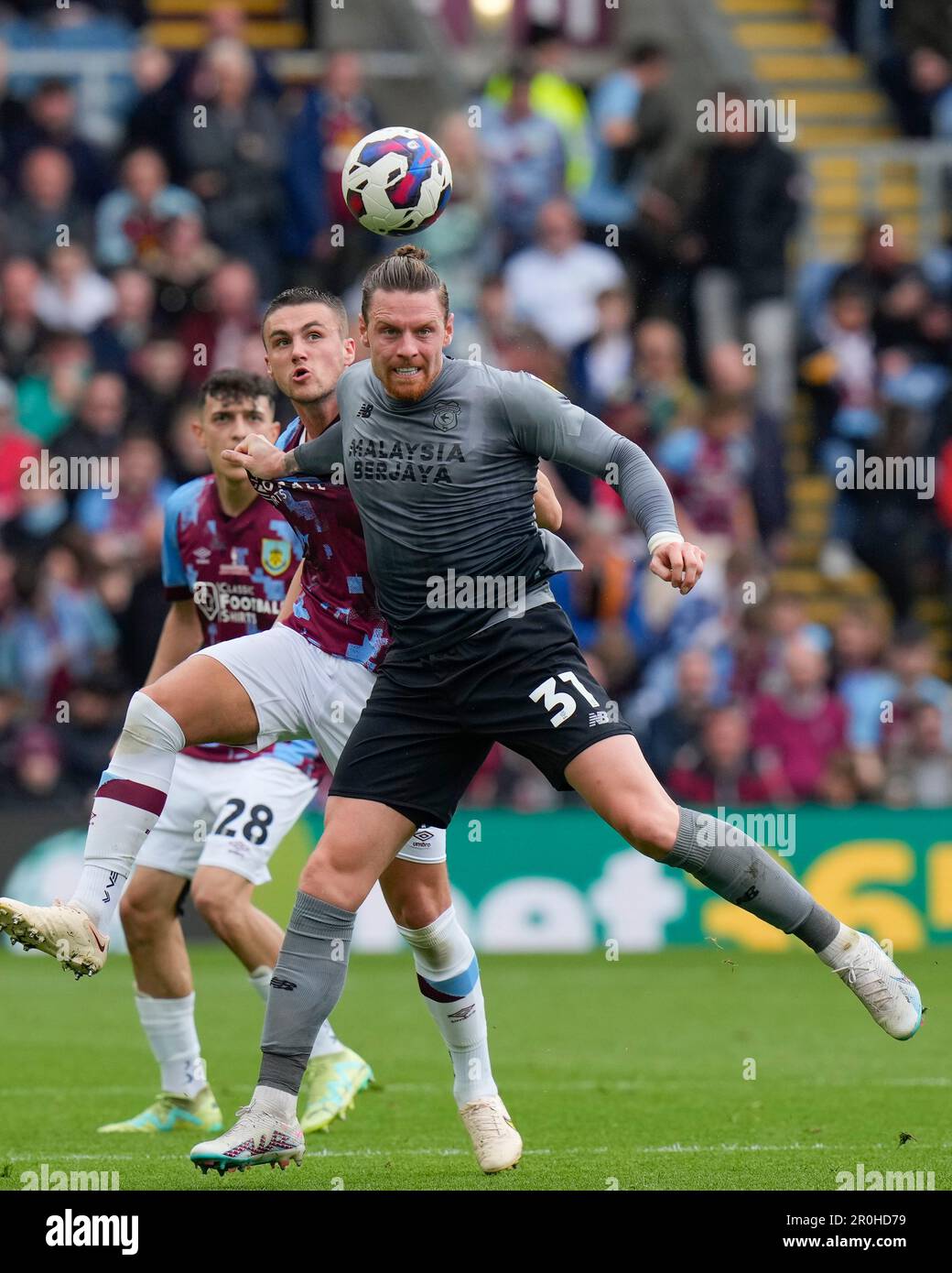 Connor Wickham #31 aus Cardiff City konkurriert mit Taylor Harwood ...