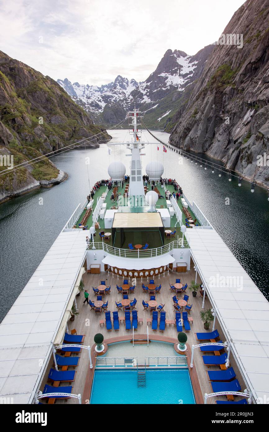 Blick vom Kamin auf das Kreuzfahrtschiff MS Deutschland (Reederei Peter ...