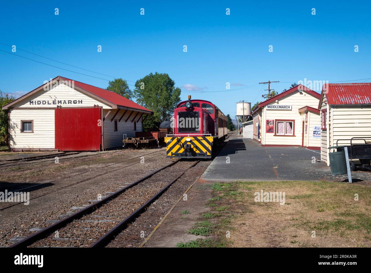 Dieselelektrische Lokomotive und Wagen am Bahnhof Middlemarch, Otago ...