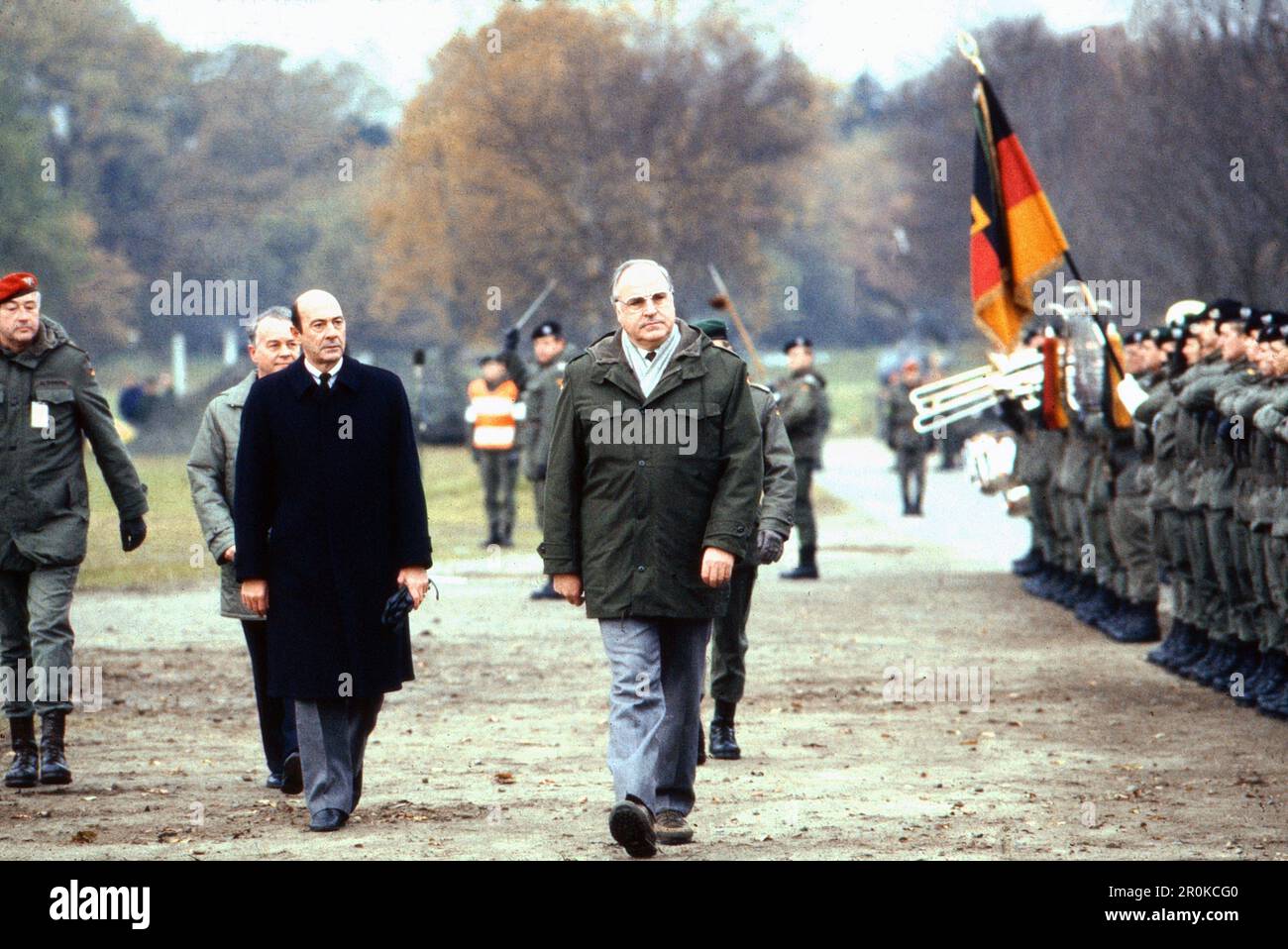 General Wolfgang Altenburg, Verteidigungsminister Manfred Wörner und ...