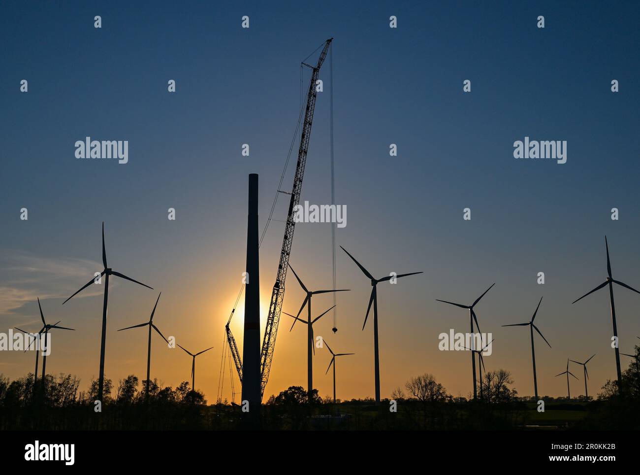 08. Mai 2023, Brandenburg, Jakobsdorf: Baustelle für eine neue Windturbine. Die neue Turbine ...