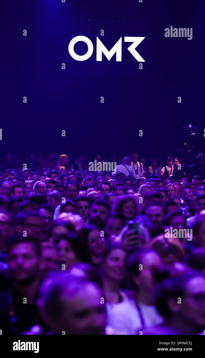 09. Mai 2023, Hamburg: Besucher sehen die Eröffnung der Online-Marketing-Messe Rockstars OMR in ...