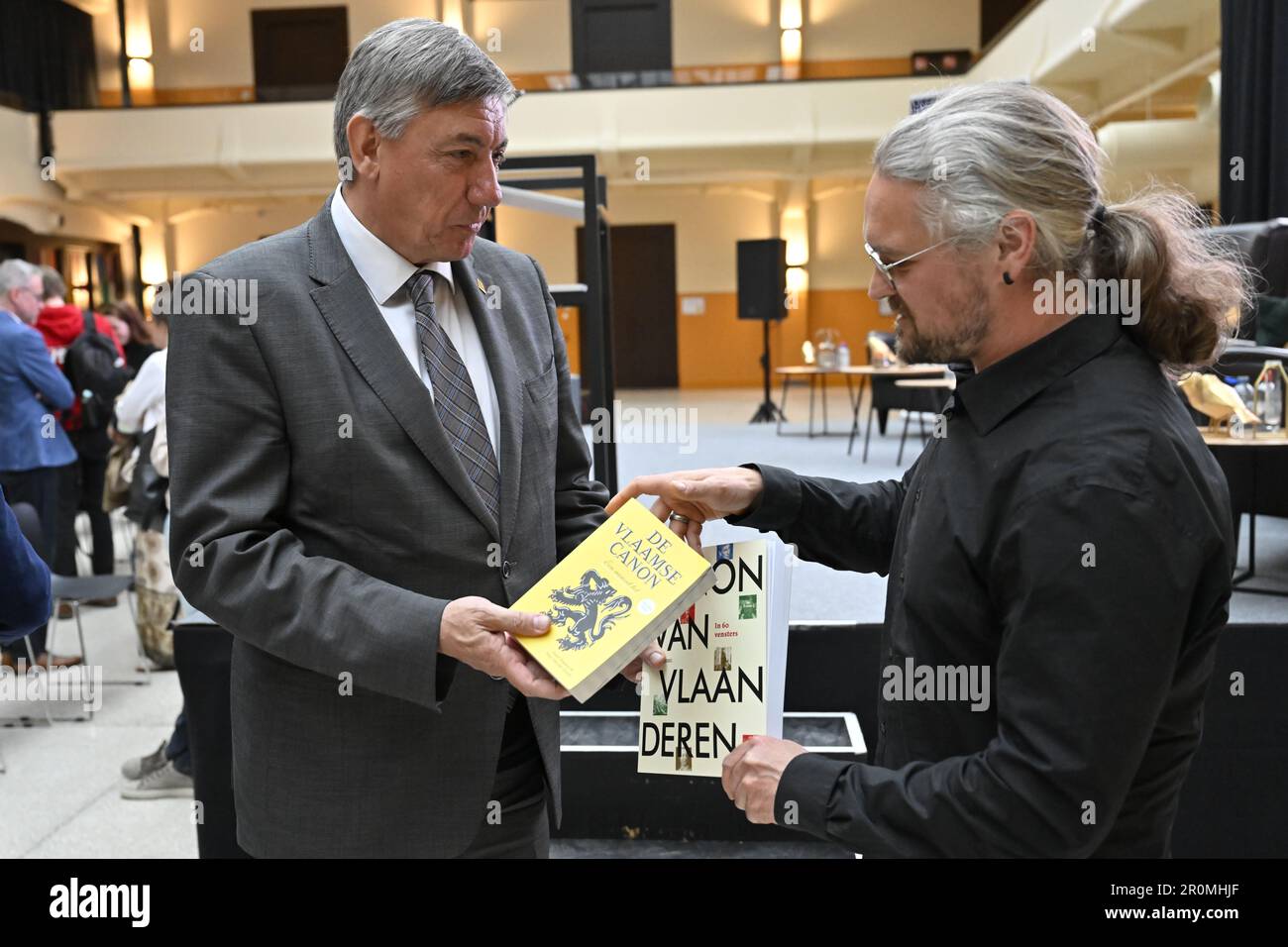 Der flämische Ministerpräsident Jan Jambon erhält das Buch "De Vlaamse Canon - een poging tot ...