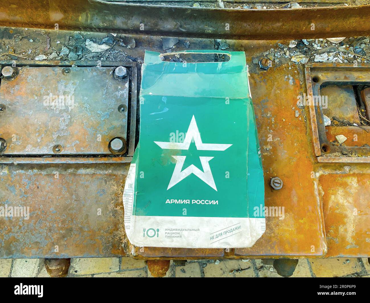 Trockene Ration der russischen Besatzungsarmee und Panzerfragmente, die ...