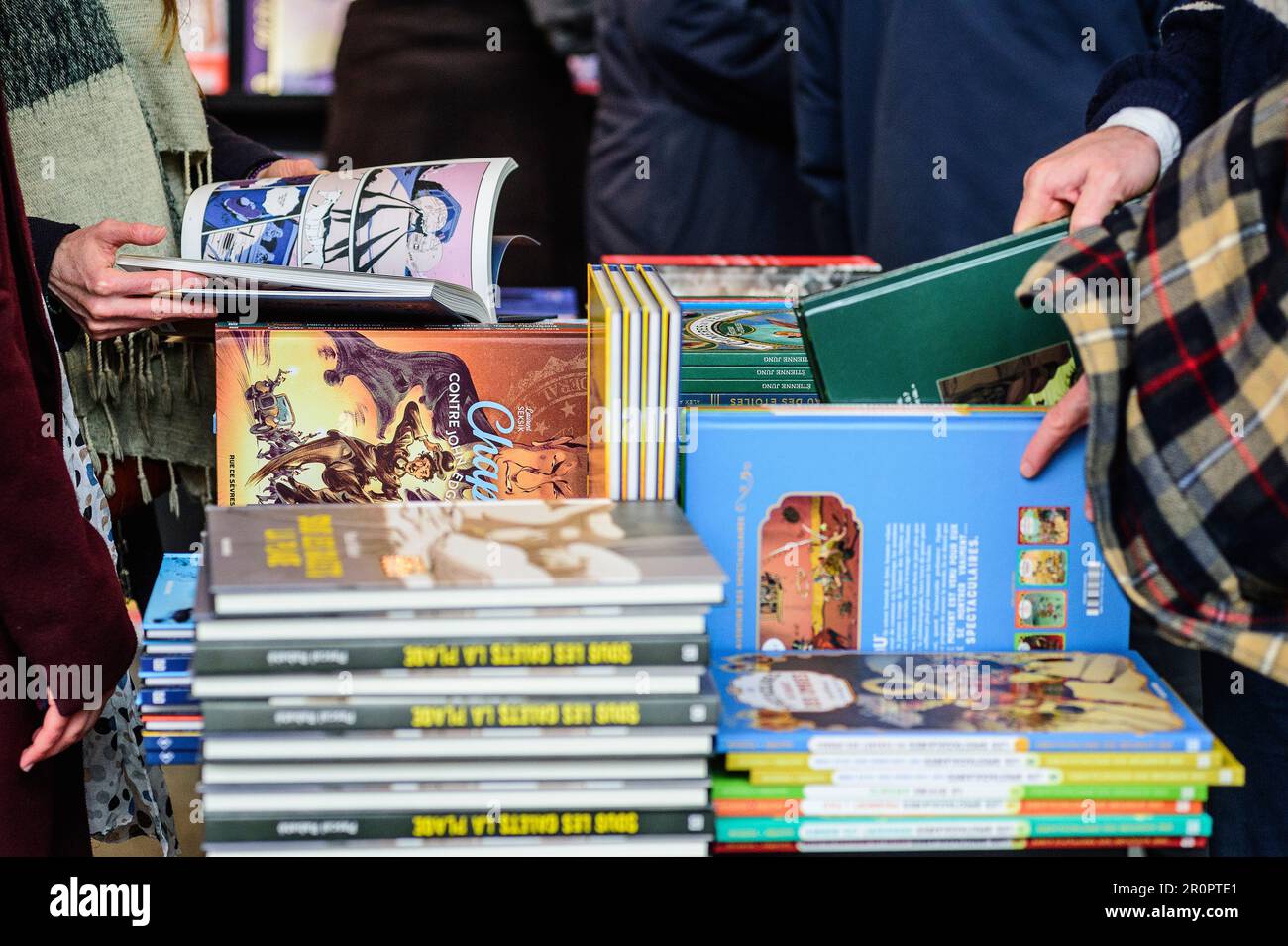 Foire du Livre de Bruxelles les gens se pressent autour des presentoirs ...