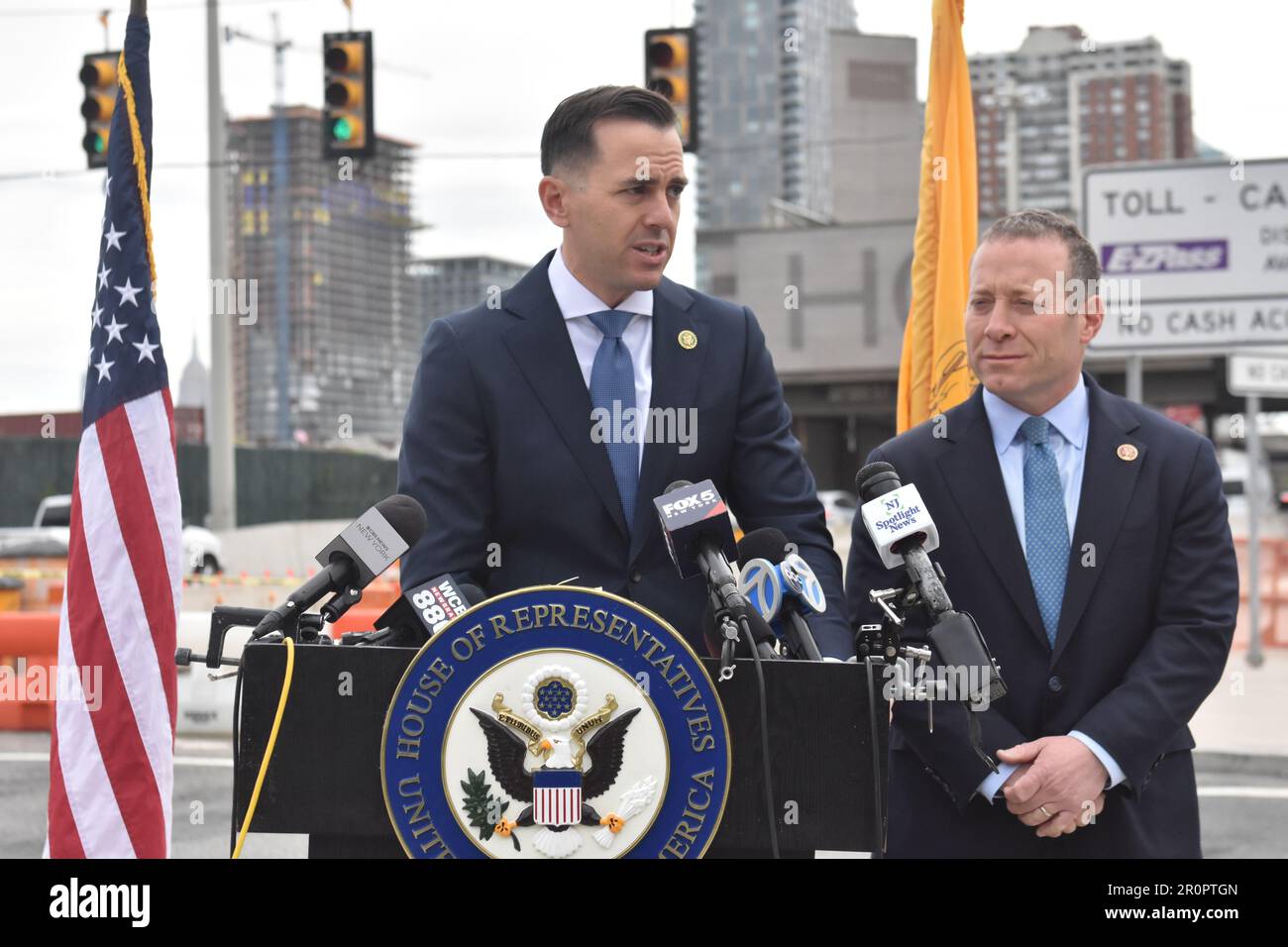 Der Kongressabgeordnete Rob Menendez (NJ-8) (links) spricht wütend und ...