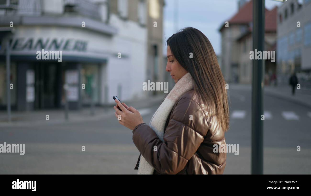 Eine Junge Frau Die Auf Ein Handy Schaut Das Auf Der Straße Steht Ich Verfolge Die Aufnahme