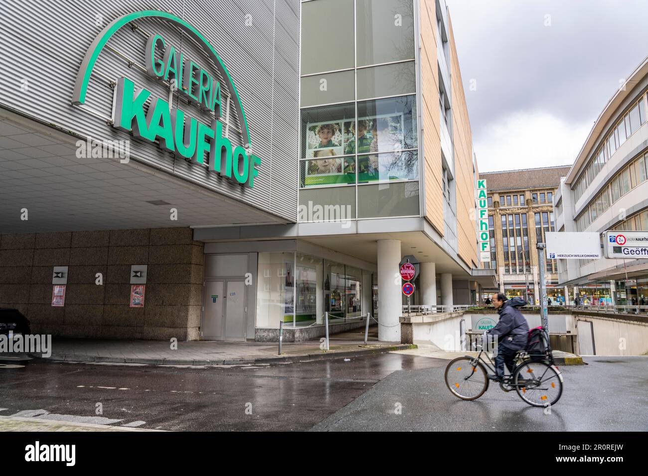 Galeria Kaufhof im Stadtzentrum von Gelsenkirchen an der Bahnhofstraße ist von den ...