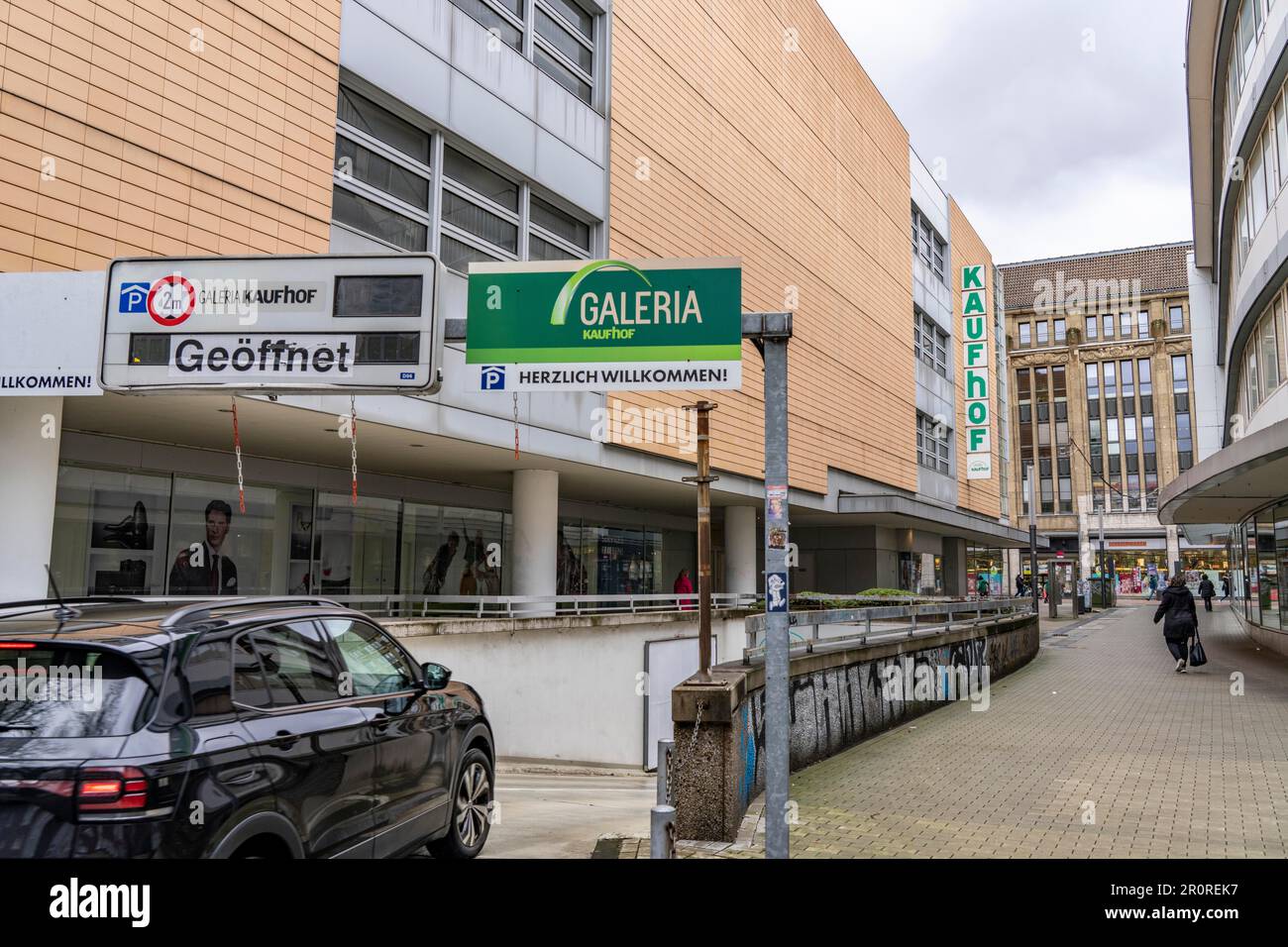 Galeria Kaufhof im Stadtzentrum von Gelsenkirchen an der Bahnhofstraße ist von den ...