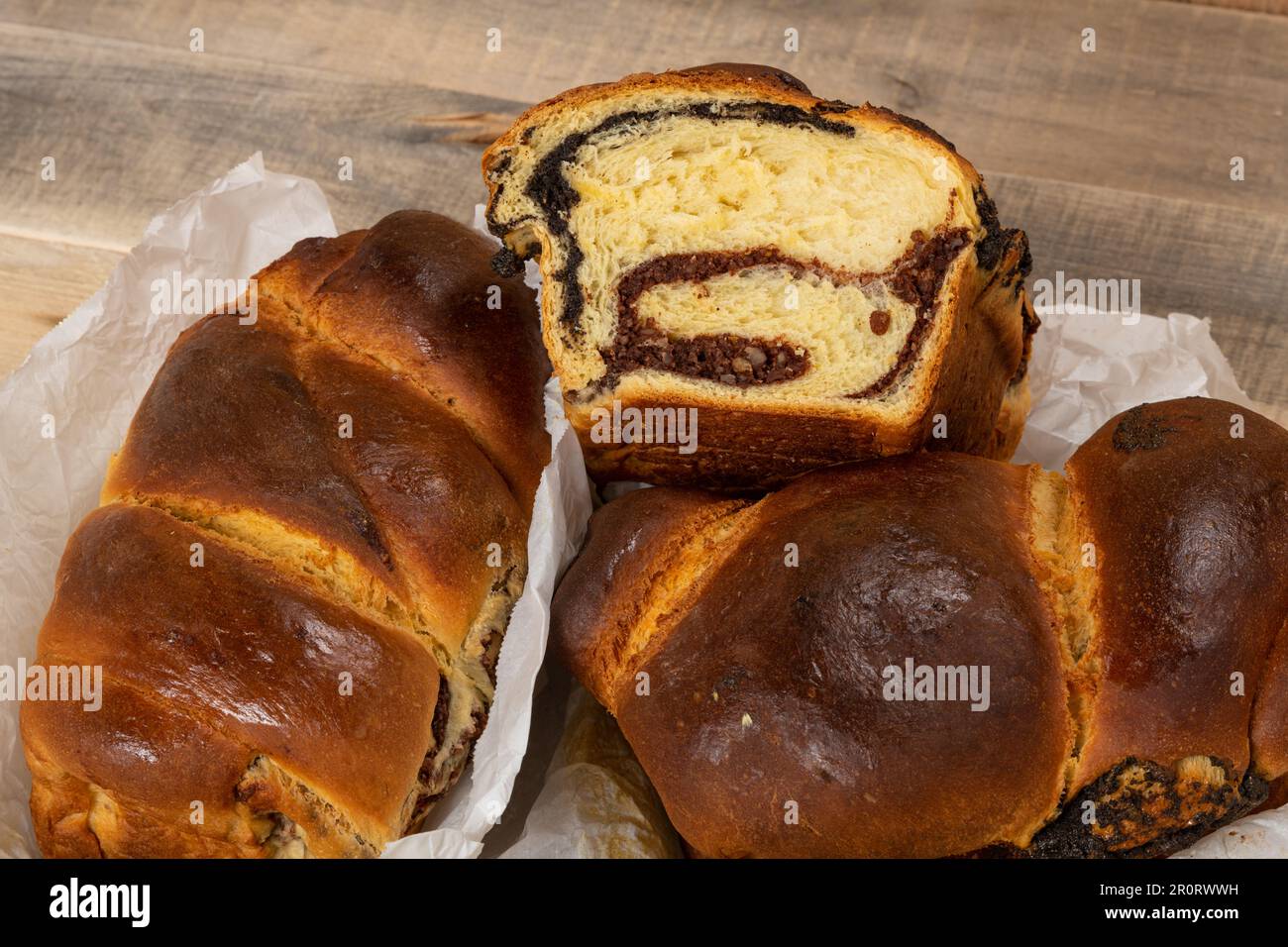 Frisch gebackene, traditionelle rumänische Kuchen, zubereitet an Ostern ... Frisch gebackene, traditionelle rumänische Kuchen, zubereitet an Ostern ...