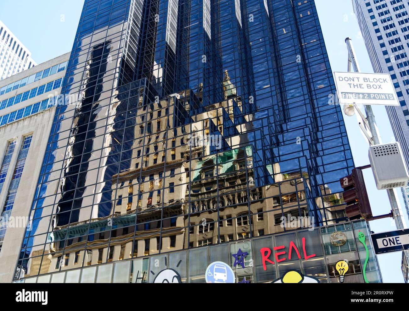 Das Crown Building und J.M. Gidding & Company Building, reflektiert im ...