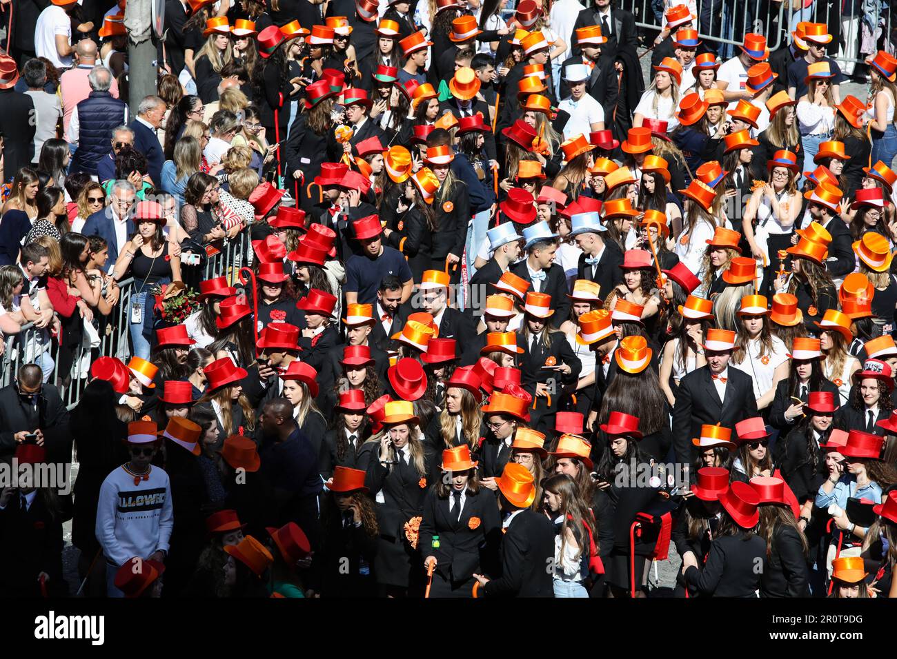 Tausende Studenten aus dem letzten Jahr der Hochschulbildung in Porto ...